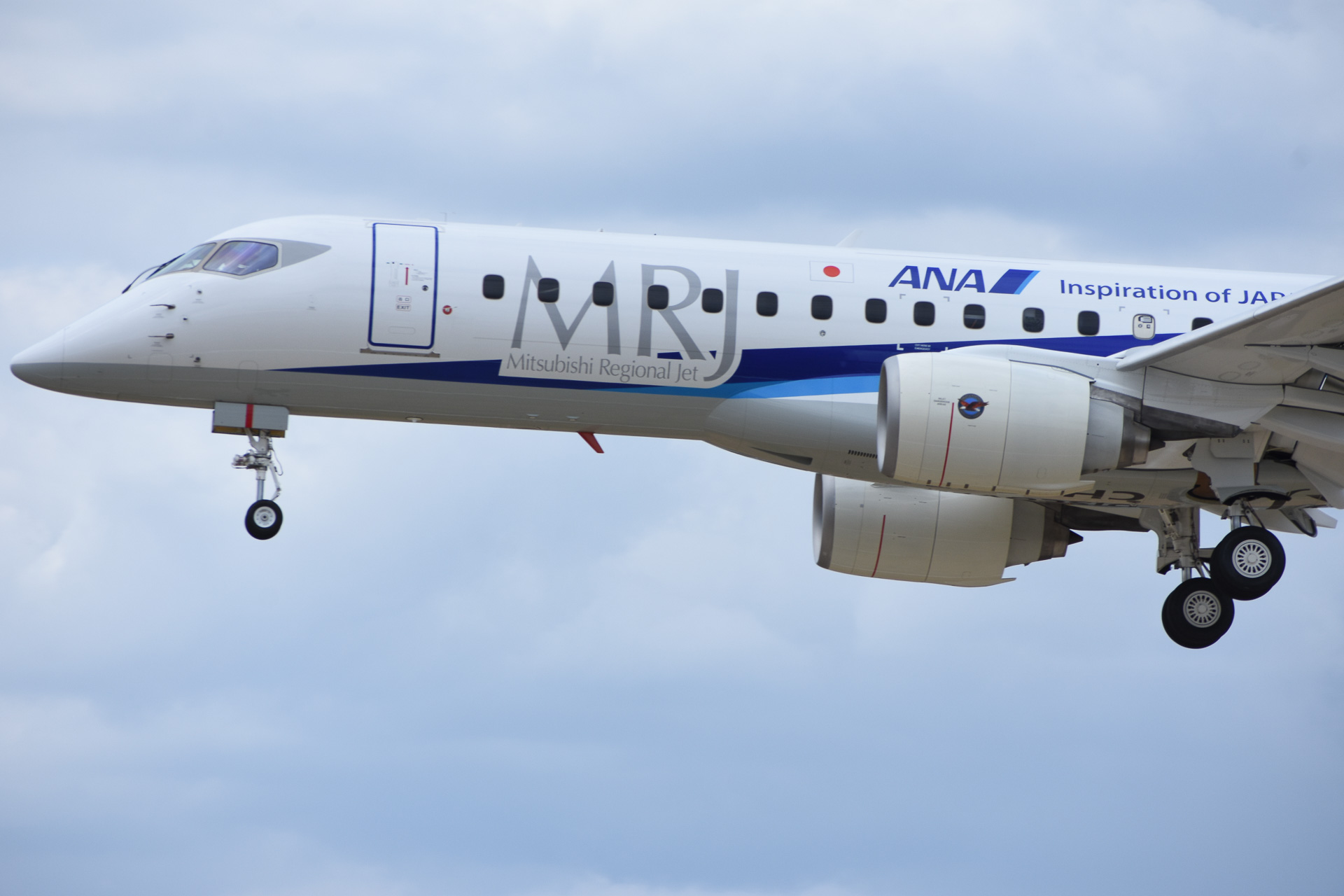 【イベントレポート】【ファンボロー航空ショー 2018】三菱航空機、MRJ 3号機のコクピット公開。会期3日目は再び飛行展示も - トラベル Watch