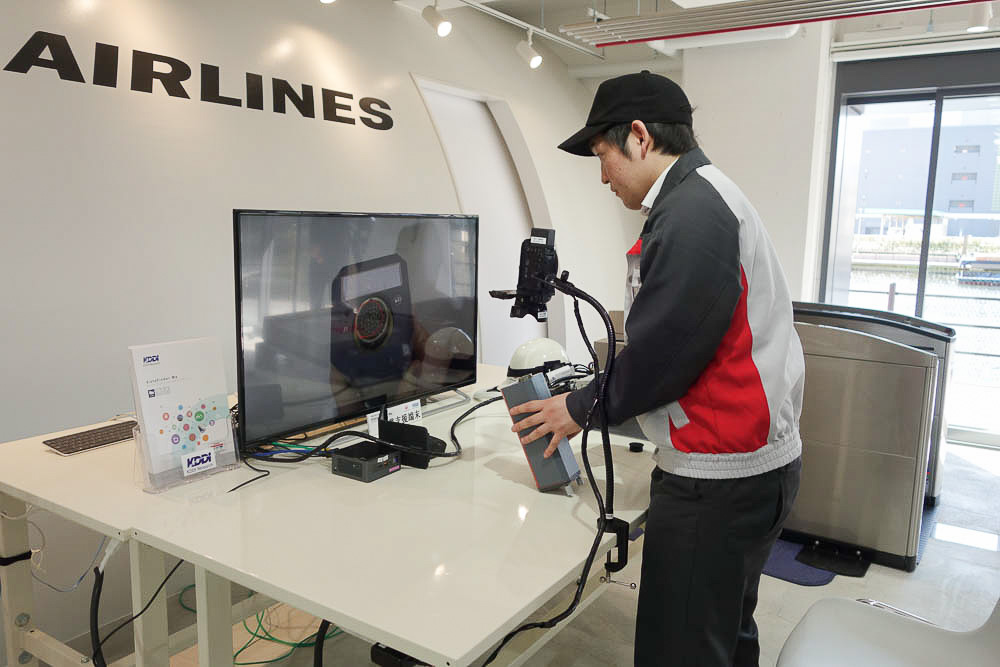 JALとKDDI、次世代通信規格「5G」を使った遠隔整備や搭乗ゲート認証の実証実験。カバンに入れたスマホで飛行機に乗れる - トラベル Watch