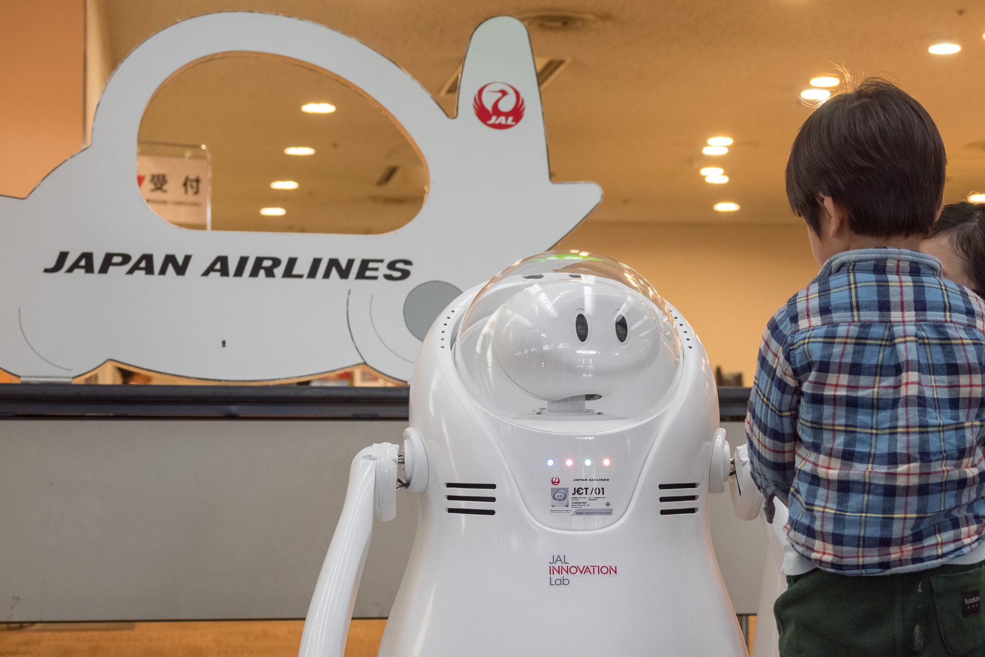 AIではなく人のスキルで。JALが遠隔操作アバターロボット「JET」による接客を羽田空港で検証。2020年の一部実用化目指す 働き方改革や ...