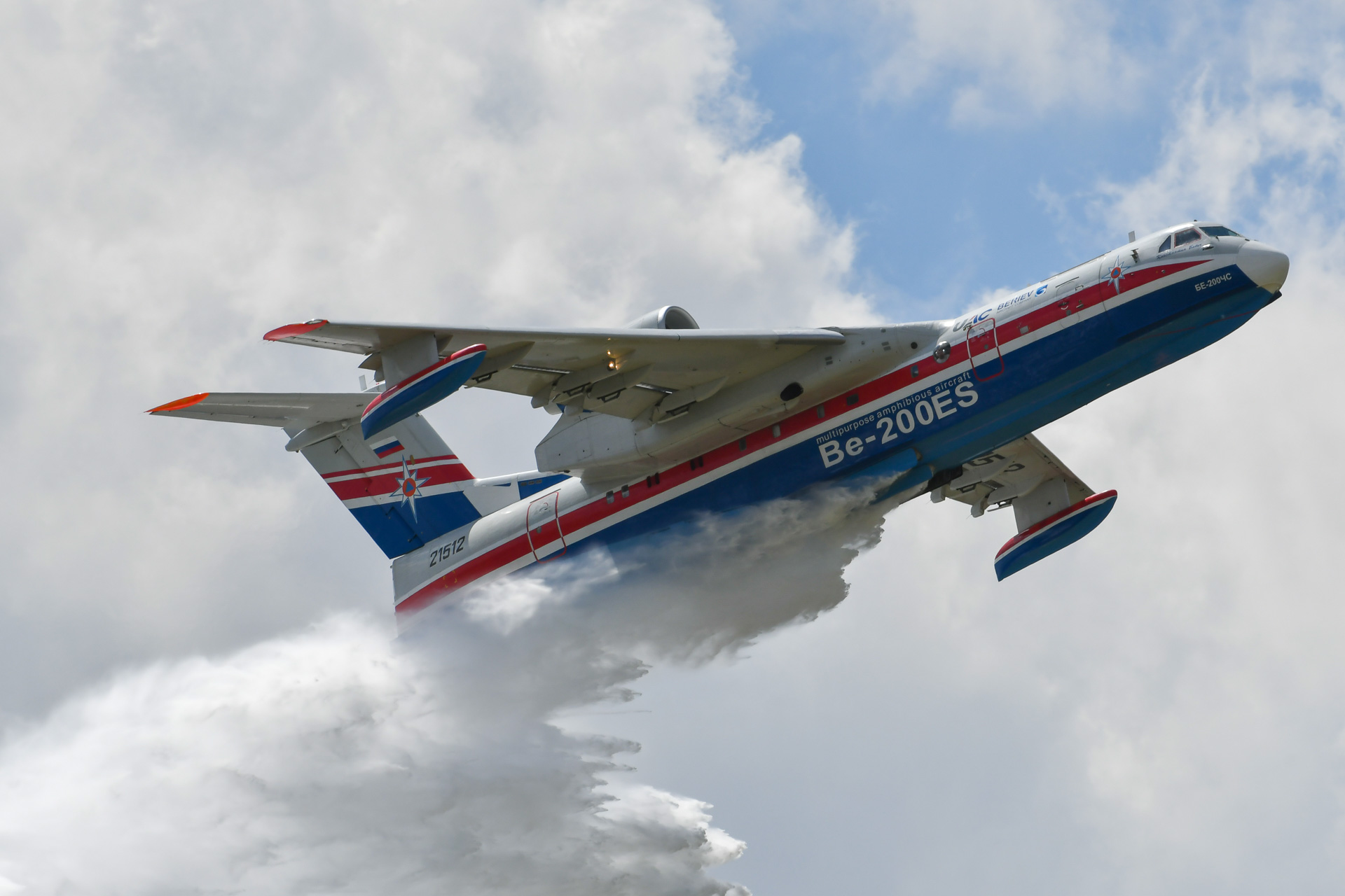 【パリ航空ショー 2019】Beriev Be-200ESが空中消火パフォーマンスを見せた飛行展示 - トラベル Watch
