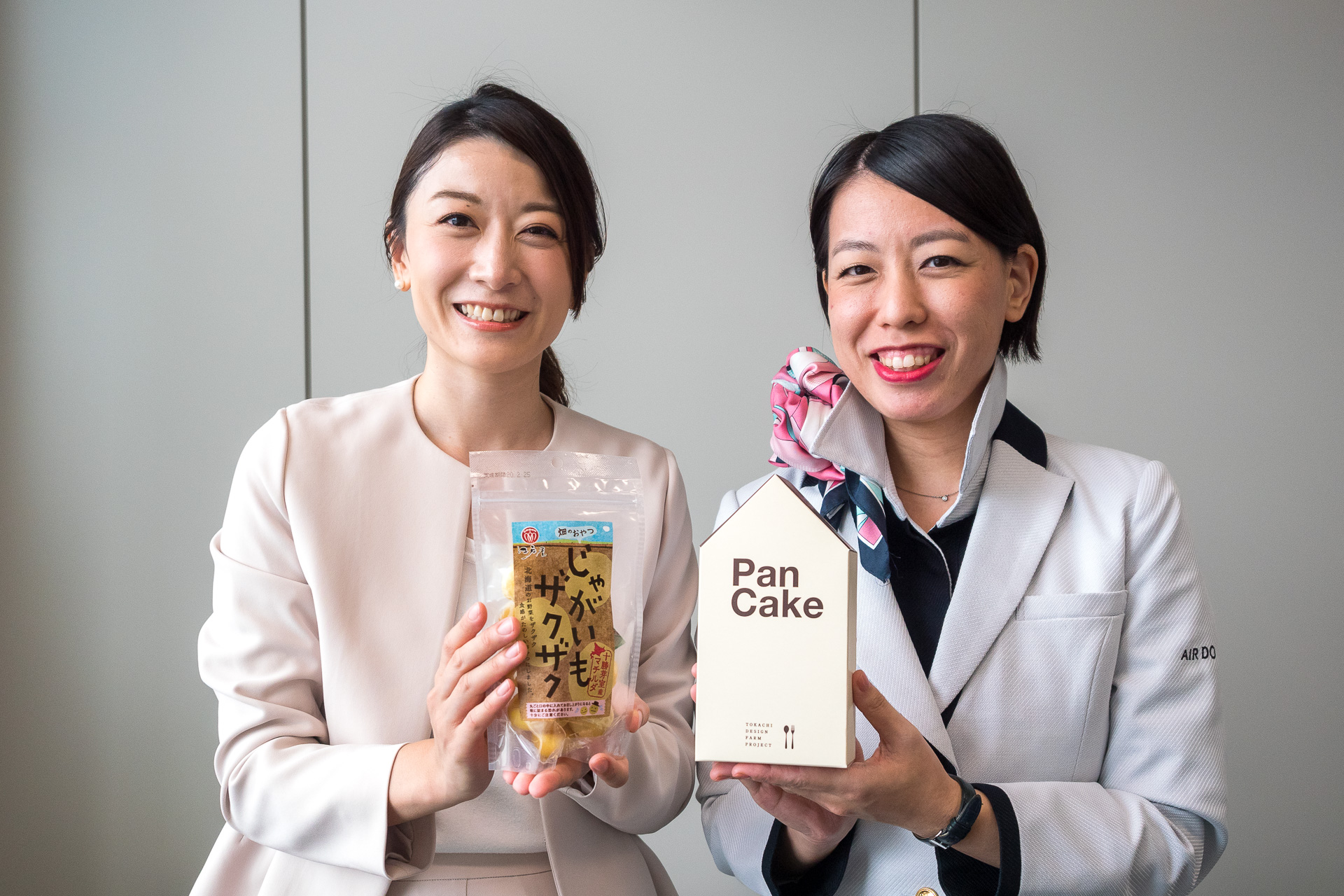 AIR DO、CAが現地で発掘した“北海道の良いもの”を機内販売。担当CA「お客さまとの会話の糸口にも」 第1弾は道東の2商品。10月1日から順次販売 - トラベル Watch