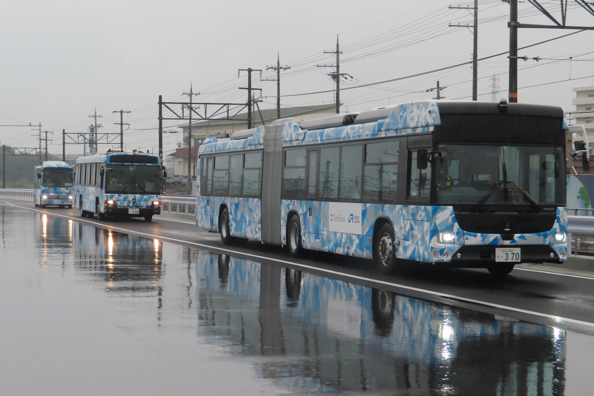 JR西日本とソフトバンク、実証実験中の「自動運転・隊列走行BRT」を報道公開 - トラベル Watch