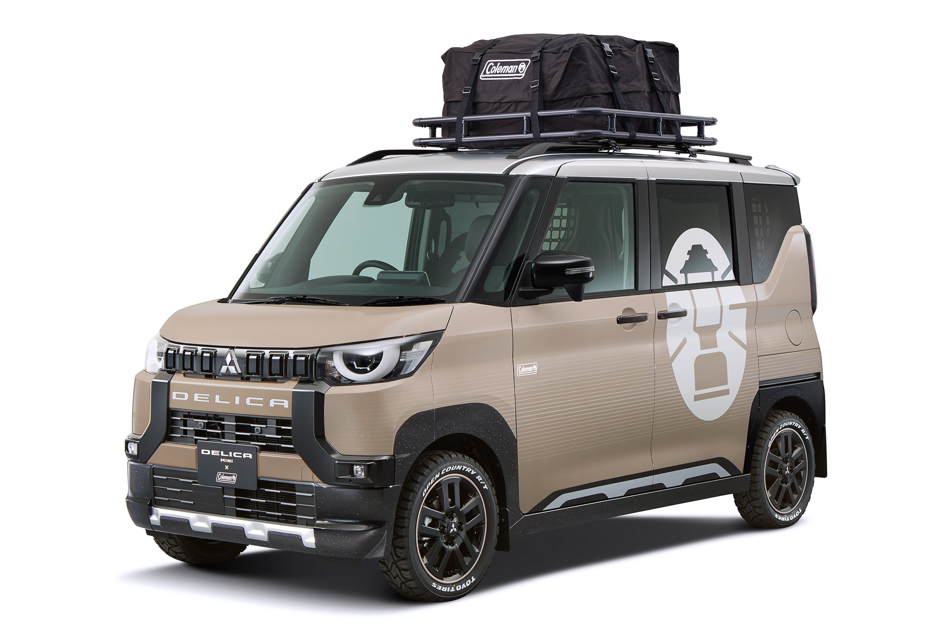 三菱 新型デリカミニ×コールマン、車中泊対応カスタムカーを東京オートサロンに参考出品 - トラベル Watch