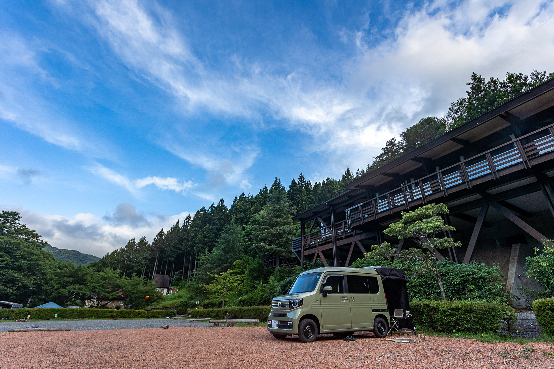 【車中泊の拠点 RVパークを訪ねる】ホテル泊に近い車中泊が体験できる道志村のRVパーク。広いスペースに豪華な作りの施設も使い放題 RVパーク ...