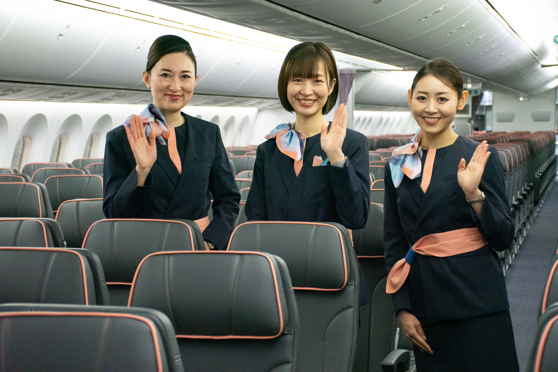 就航直前！ ANA新ブランド・エアージャパンの機内を見てきた。峯口社長「エッジを効かせたサービスを体験してほしい」 - トラベル Watch