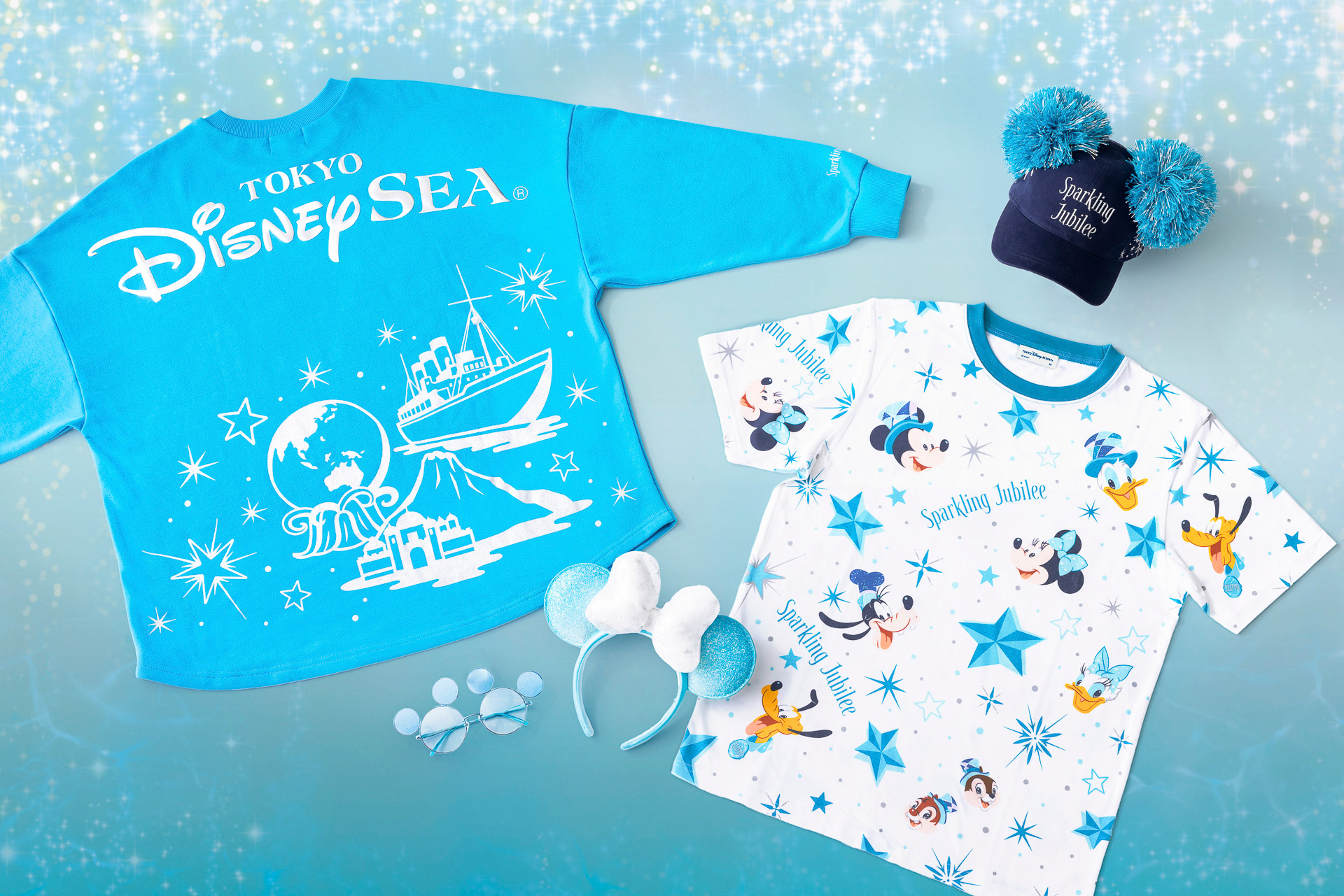 東京ディズニーシー開園25周年グッズ詳細発表！ ジュビリーブルーのぬいぐるみバッジやフラッグ、身につけグッズなど70点超 - トラベル Watch